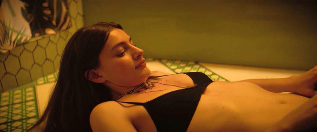 Kaitlyn Dever And Diana Silvers Lesbian Scene From Booksmart Scandal Planet